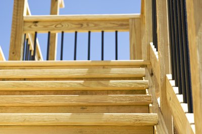 How to build a deck - Stair, stringers and steps | Virtual Constructor